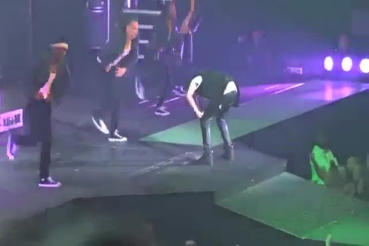 Justin Bieber vomit sur scène face à ses fans | Youmadeo